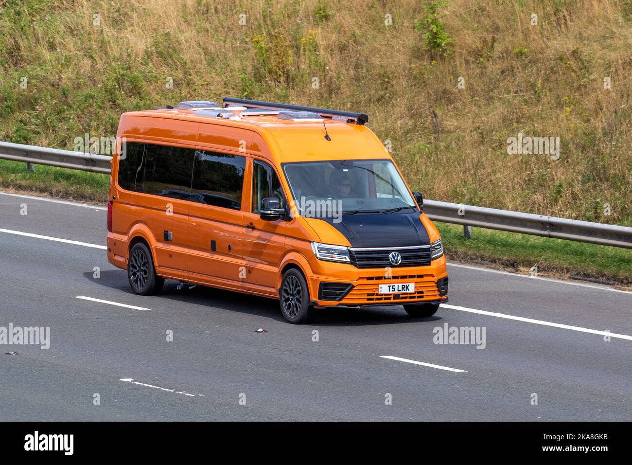 Vw volkswagen crafter 35 bleu tdi 108 m Banque de photographies et d ...