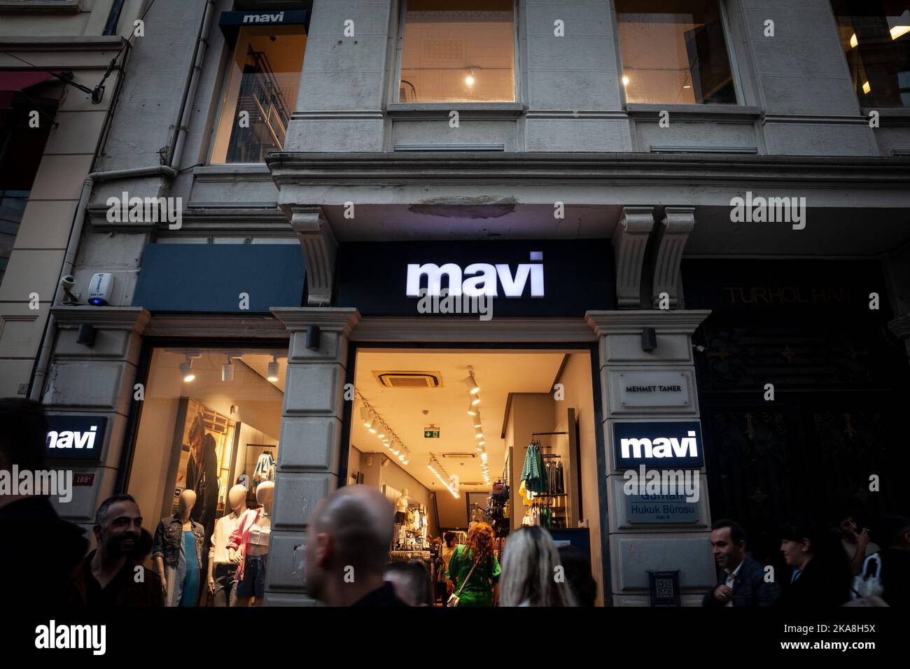 Logo mavi jeans Banque de photographies et d’images à haute résolution ...