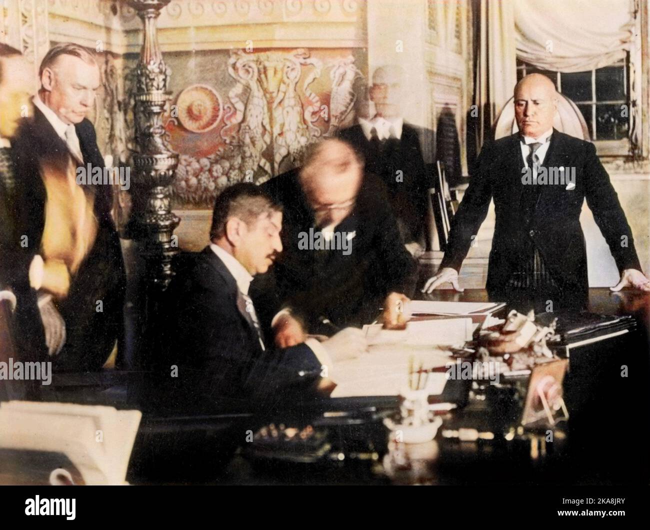 Benito Mussolini et le Premier ministre français Pierre Laval signent ...