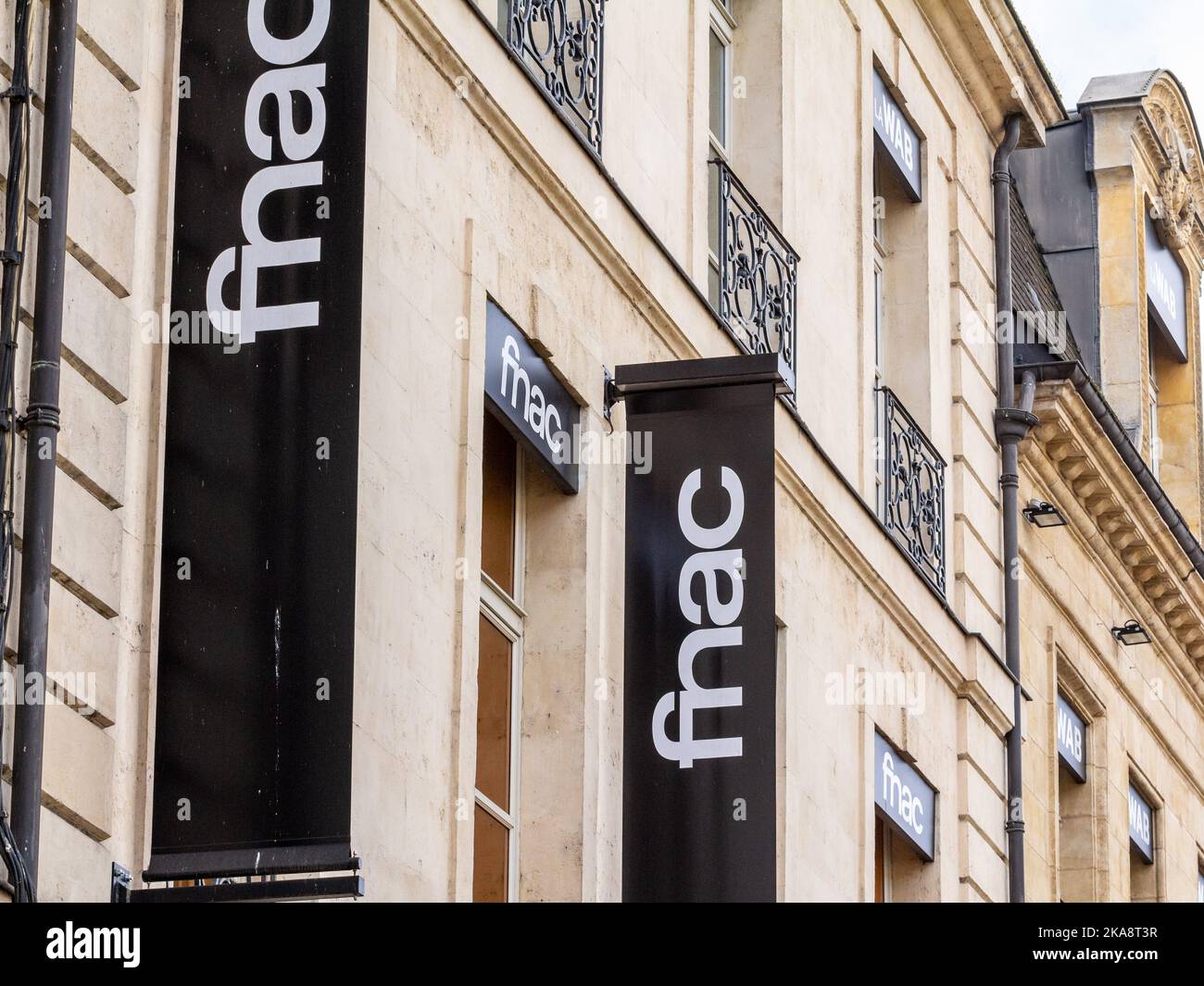 Photo d'un panneau avec le logo de la FNAC sur leur boutique et magasin ...