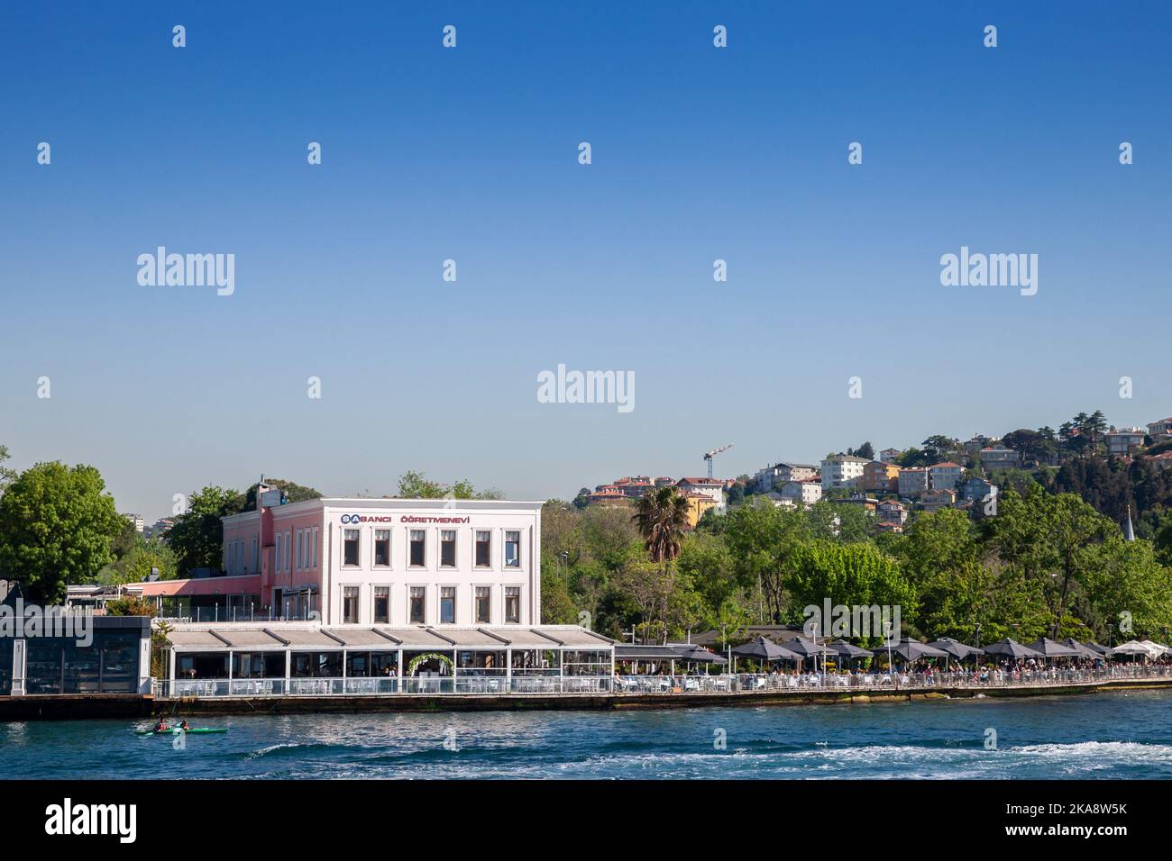 Photo d'un panneau avec le logo du groupe Sabanci sur Ogretmenevi, le ...