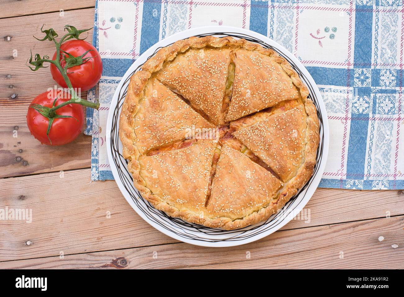 Pizza couverte, pétrir avec du beurre aromatique et de la farine fine ...