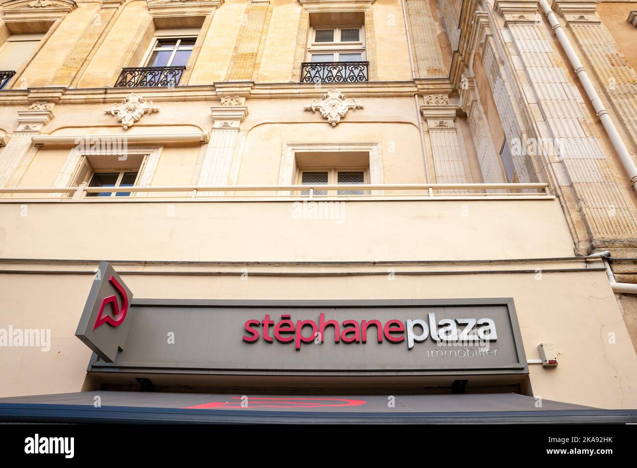 Photo d'un panneau avec le logo de Stephane Plaza Immobilier pris en ...