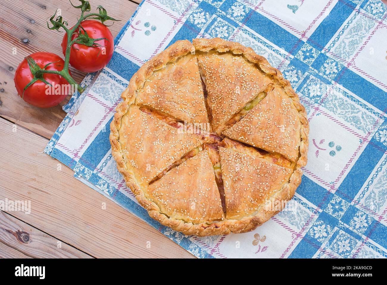 Pizza couverte, pétrir avec du beurre aromatique et de la farine fine ...