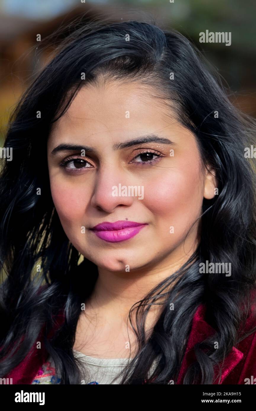 Femme brune cheveux longs Banque de photographies et d’images à haute ...