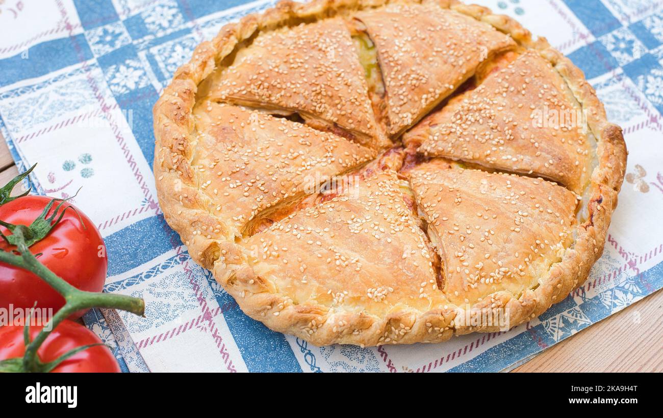 Pizza couverte, pétrir avec du beurre aromatique et de la farine fine, cette pâte feuilletée ...