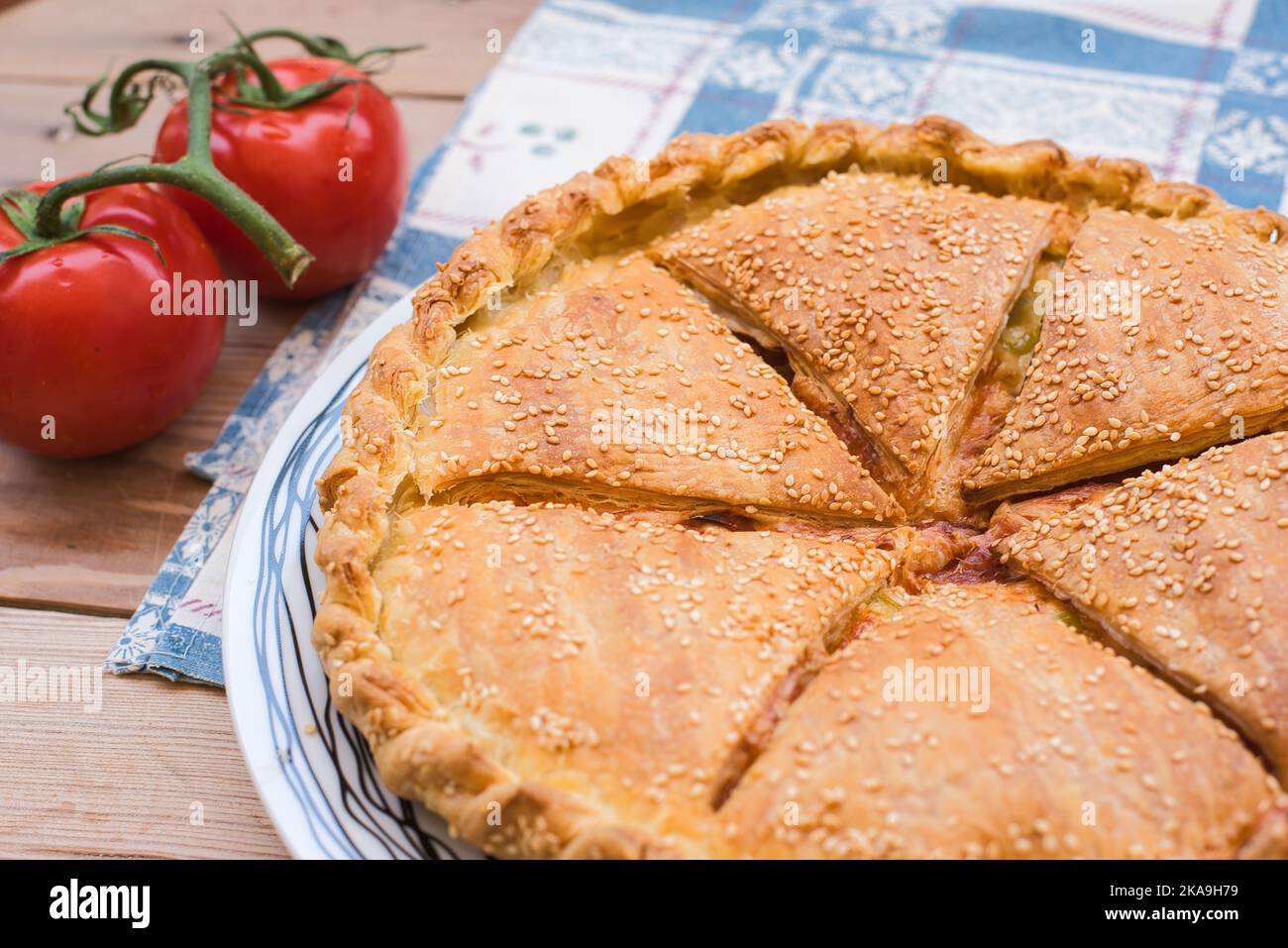 Pizza couverte, pétrir avec du beurre aromatique et de la farine fine ...