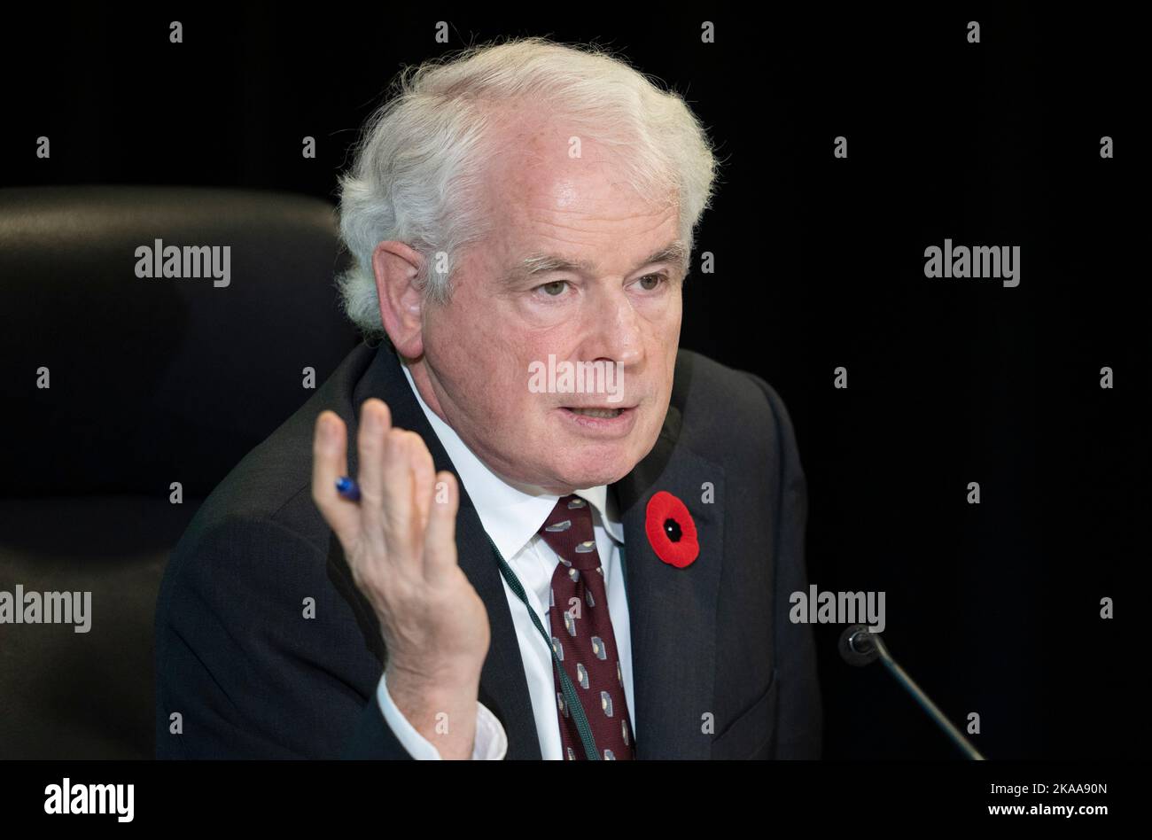 Le commissaire Paul rouleau répond aux demandes des conseillers durant ...