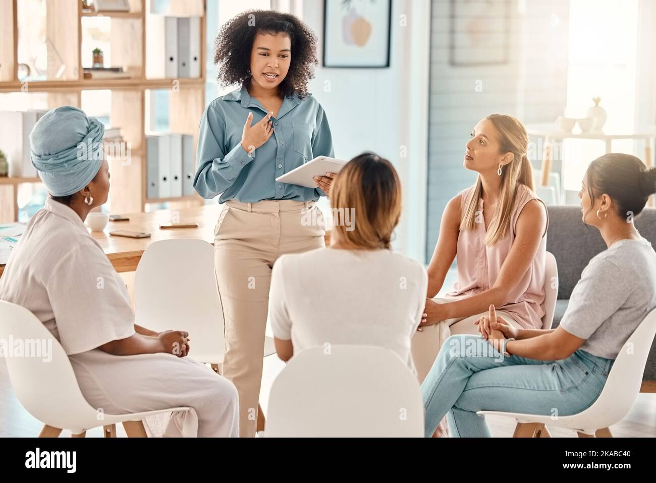 Leadership, présentation et femmes d'affaires en réunion pour la ... Leadership, présentation et femmes d'affaires en réunion pour la ...