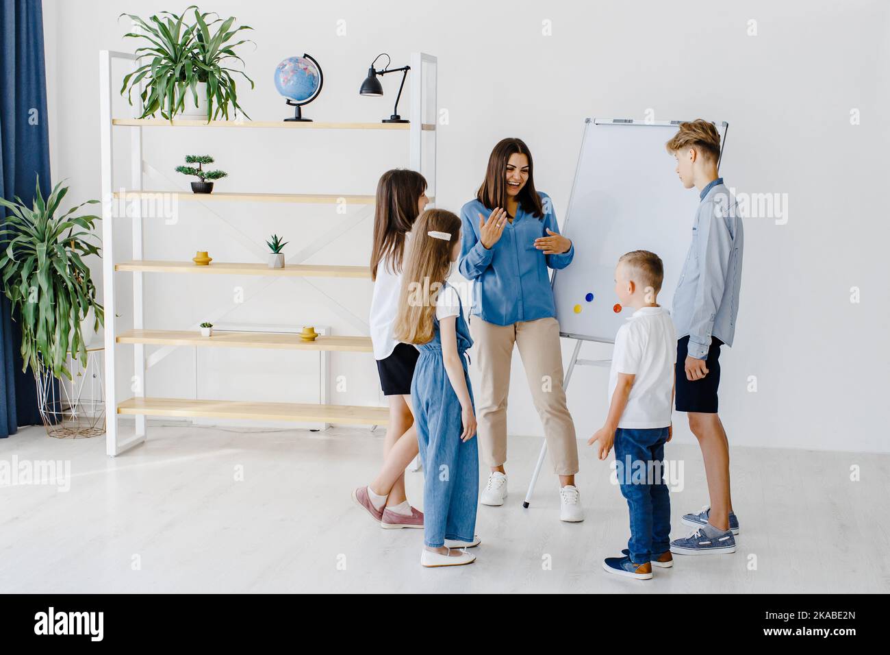 Expliquer la leçon et utiliser le tableau. Groupe d'enfants élèves d ...