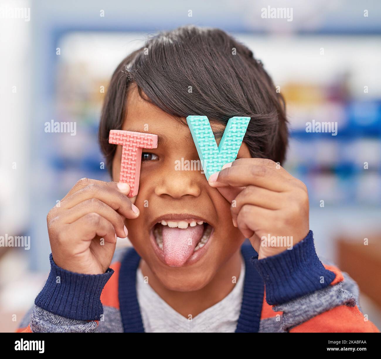 Enfant en classe à l'école primaire Banque de photographies et d’images à haute résolution ...