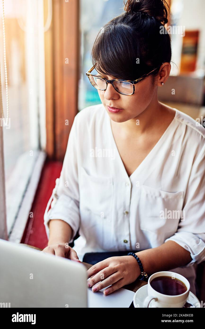 Faire les choses à mon endroit préféré. Une belle jeune femme qui boit ...