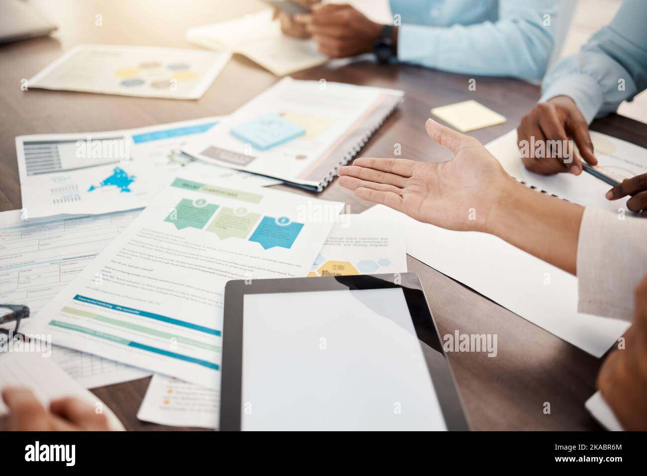 Audit financier, rapport de performance et tablette sur le bureau avec ...