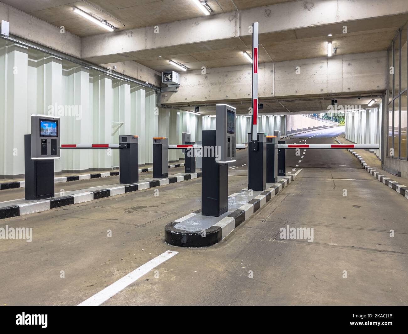 Barrière à l'entrée et à la sortie d'un garage de stationnement ...