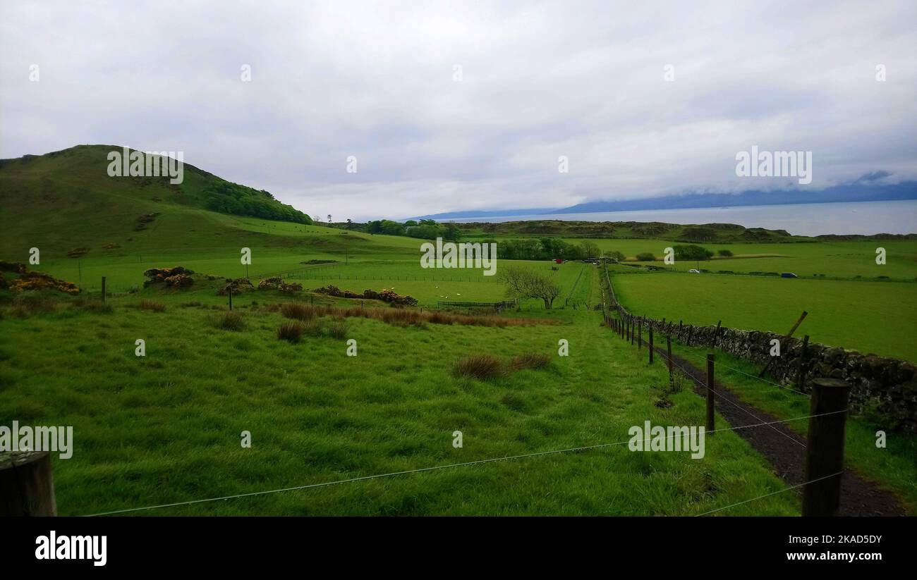 2019 photo - Une vue depuis le long chemin menant à l'église St Blane ...