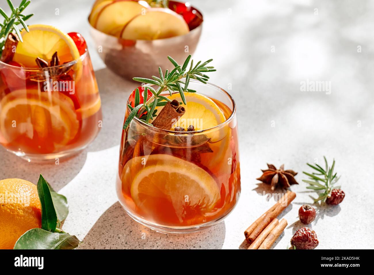 Vin chaud ou sangria de noël aux épices aromatiques, aux pommes, aux ...