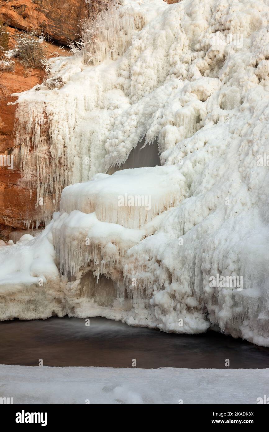Gros plan sur les cascades de Faux Falls avec glace et neige en hiver ...