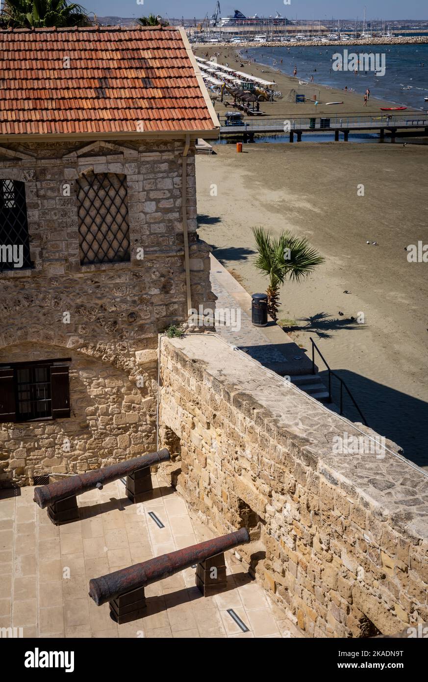 Larnaca, Chypre - 25 juin 2022 : fort médiéval de Larnaca. Vieux canons ...