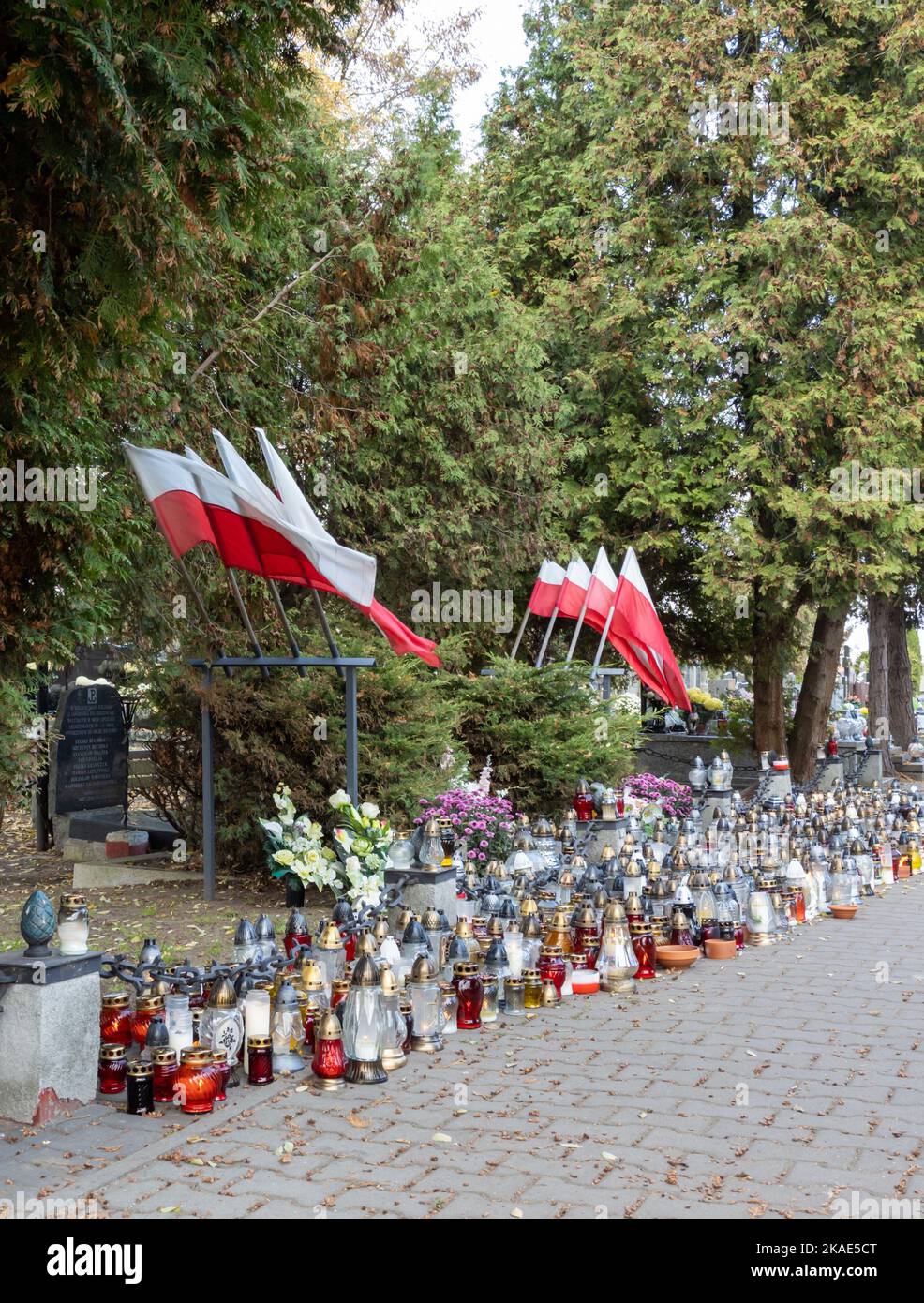 Pologne, Raszyn 11 02 2022: La Toussaint dans un petit cimetière Photo ...