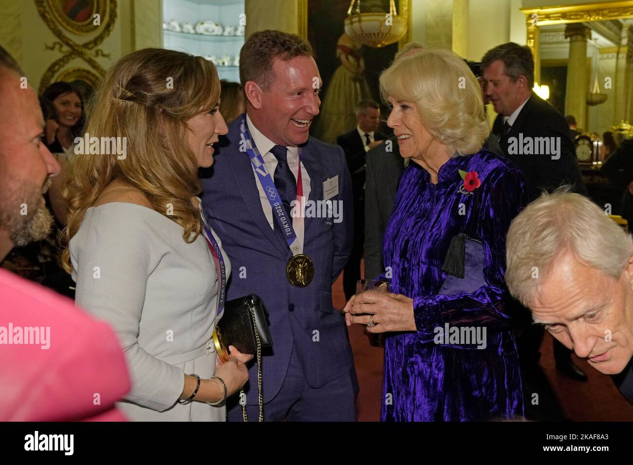 La reine Consort parle avec les médaillés olympiques, Laura Collett (à ...