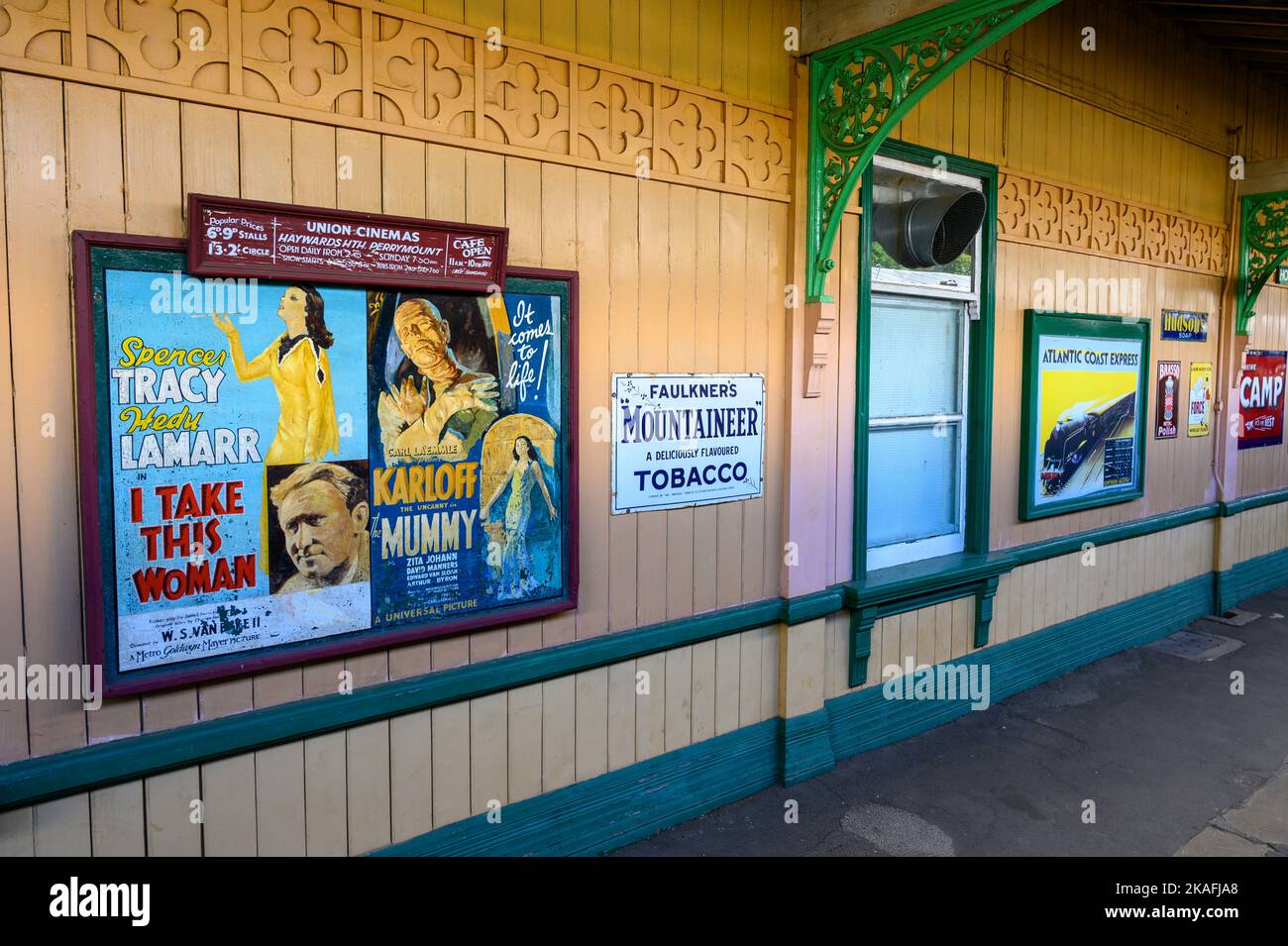 Affiche de cinéma vintage et panneaux publicitaires à la gare de ...