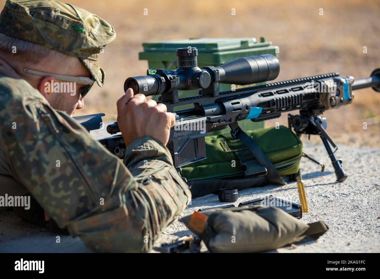 Le sniper allemand se recharge après avoir tiré des cibles sur de ...