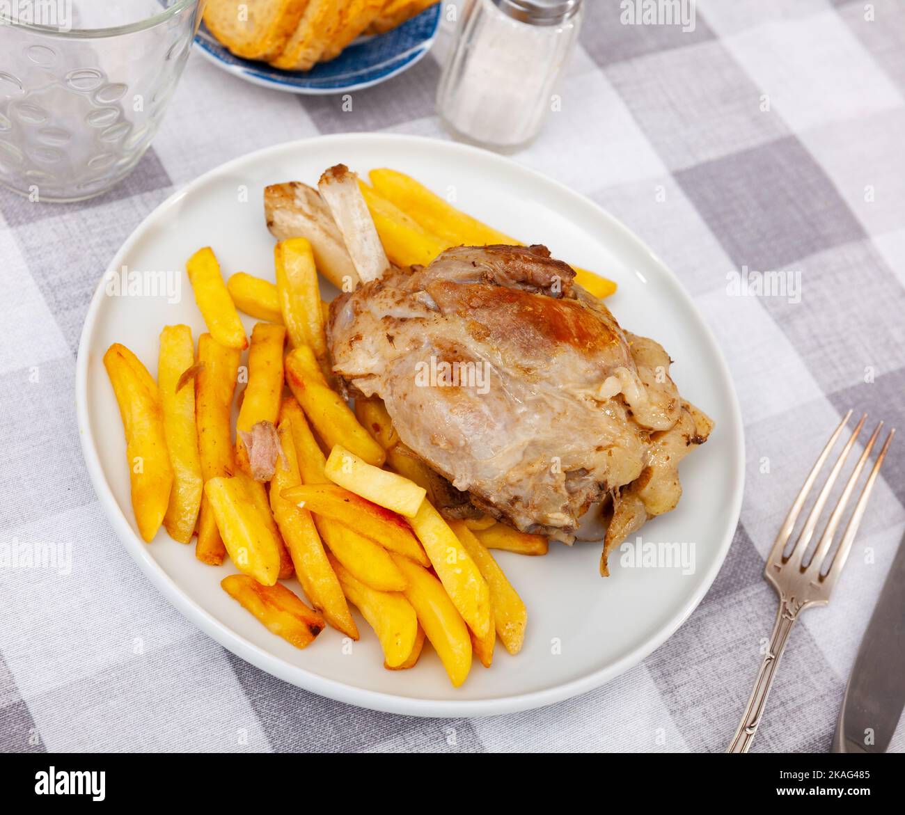Porte-jarret de porc rôti à la bière avec accompagnement de légumes de ...