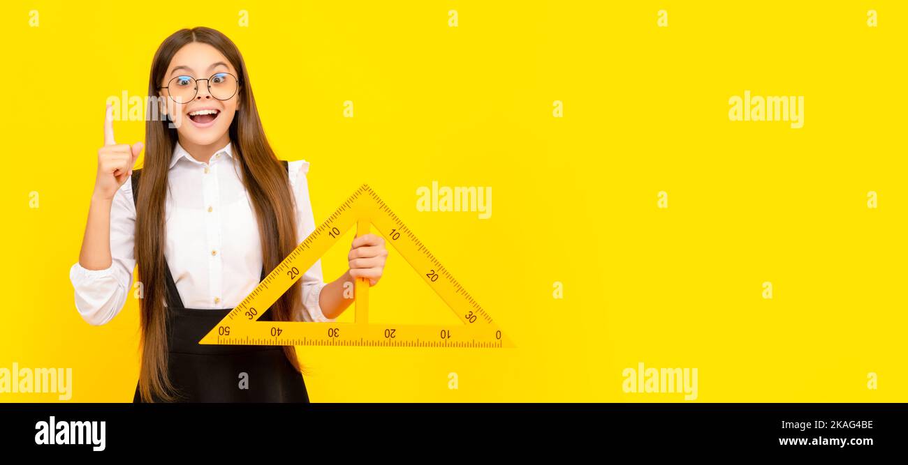 inspiré avec idée jeune fille tenir triangle. retour à l'école. algèbre ...