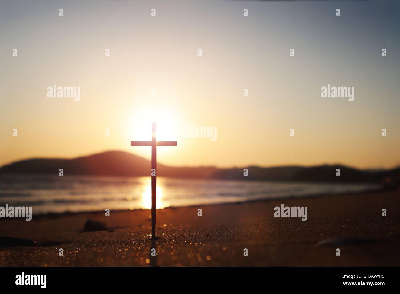 Le coucher de soleil rouge sur la mer et la plage de sable avec de ...