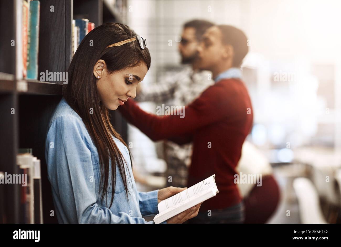 Les livres sont les meilleures sources de connaissances. Un étudiant de ...