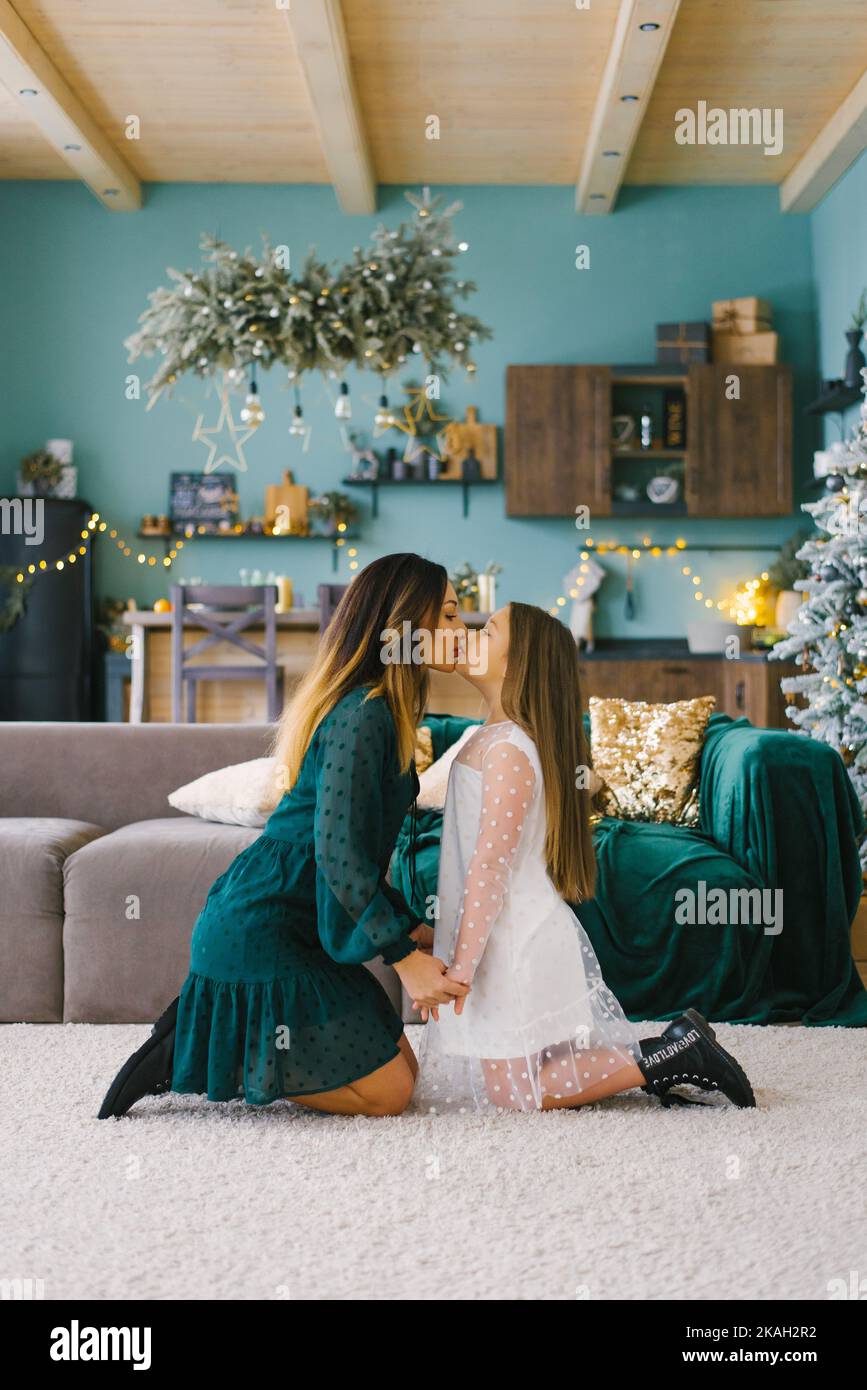 Maman embrasse sa petite fille Banque de photographies et d’images à haute résolution - Alamy