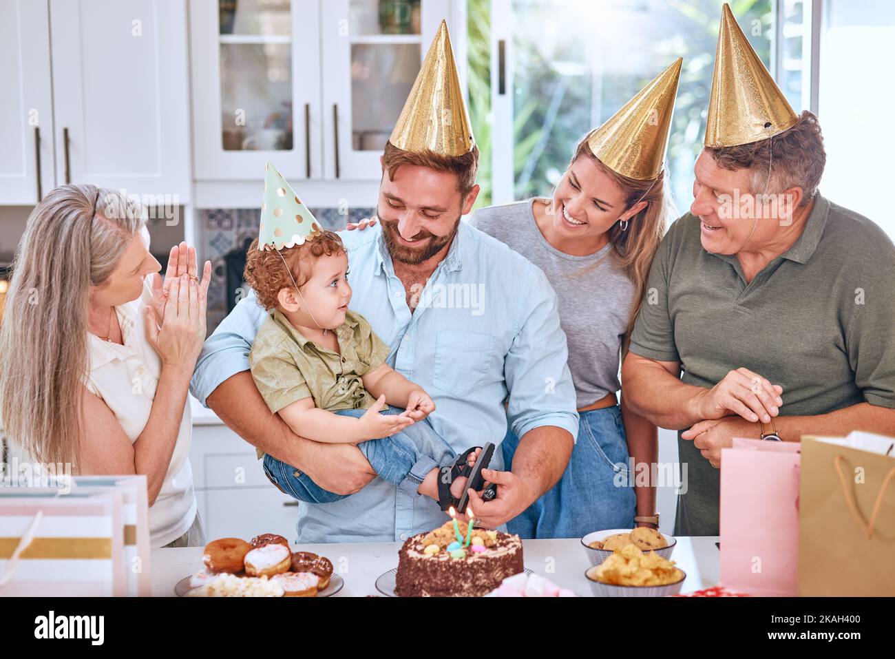 Famille heureuse, gâteau et joyeux anniversaire pour un enfant lors d ...
