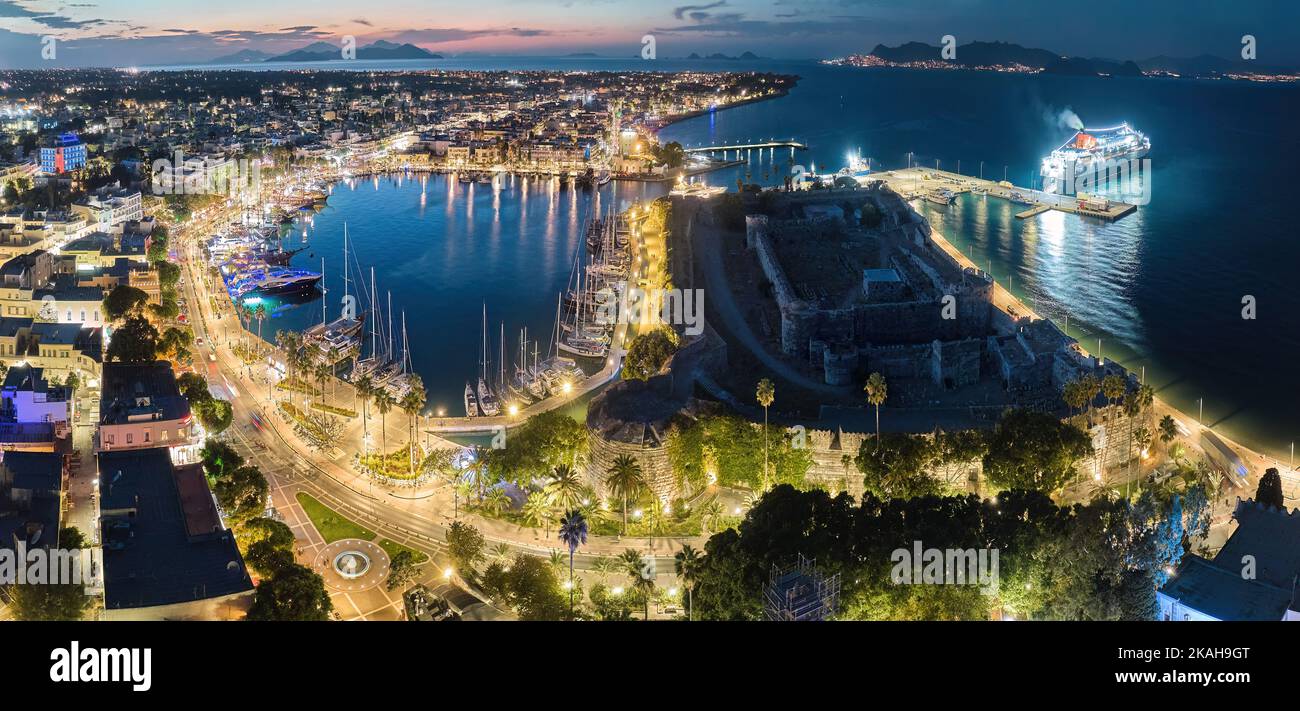 Port de Kos. Île de Kos, Grèce. Vue panoramique en début de soirée sur ...