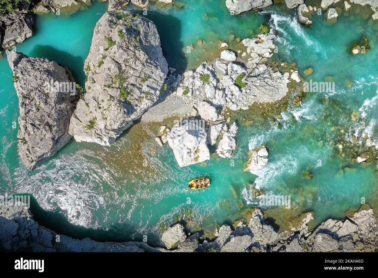 Rafting en eau vive. Aventure et sport. Un radeau jaune flottant parmi ...