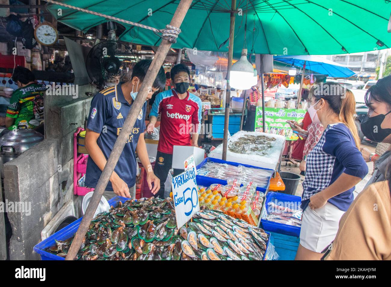 Poisson fesh pêché à vendre dans un marché thaïlandais de poissons de ...