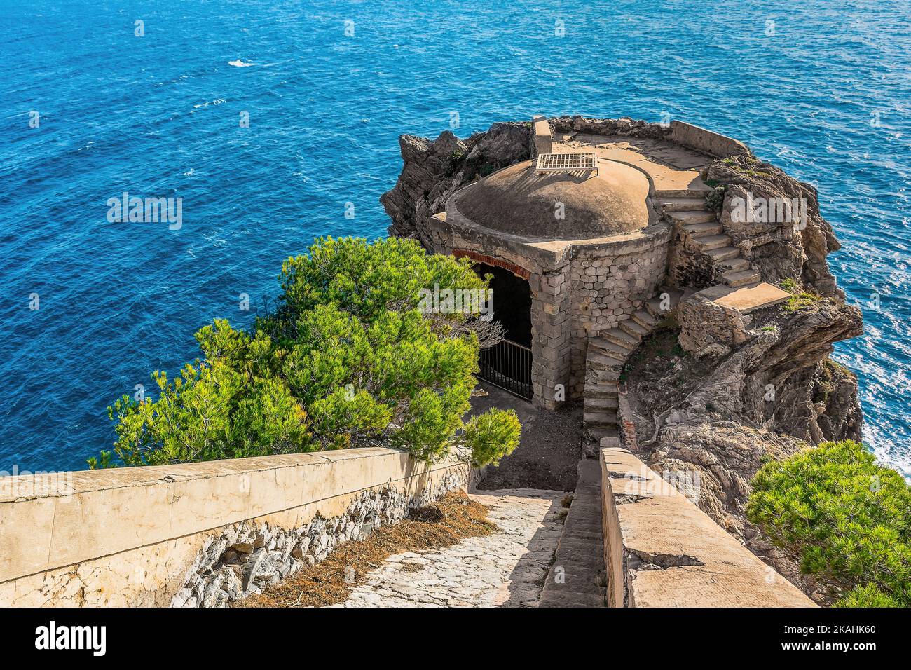 Vue panoramique de l'ancien phare d'Escampo-Barriou sur la péninsule de ...