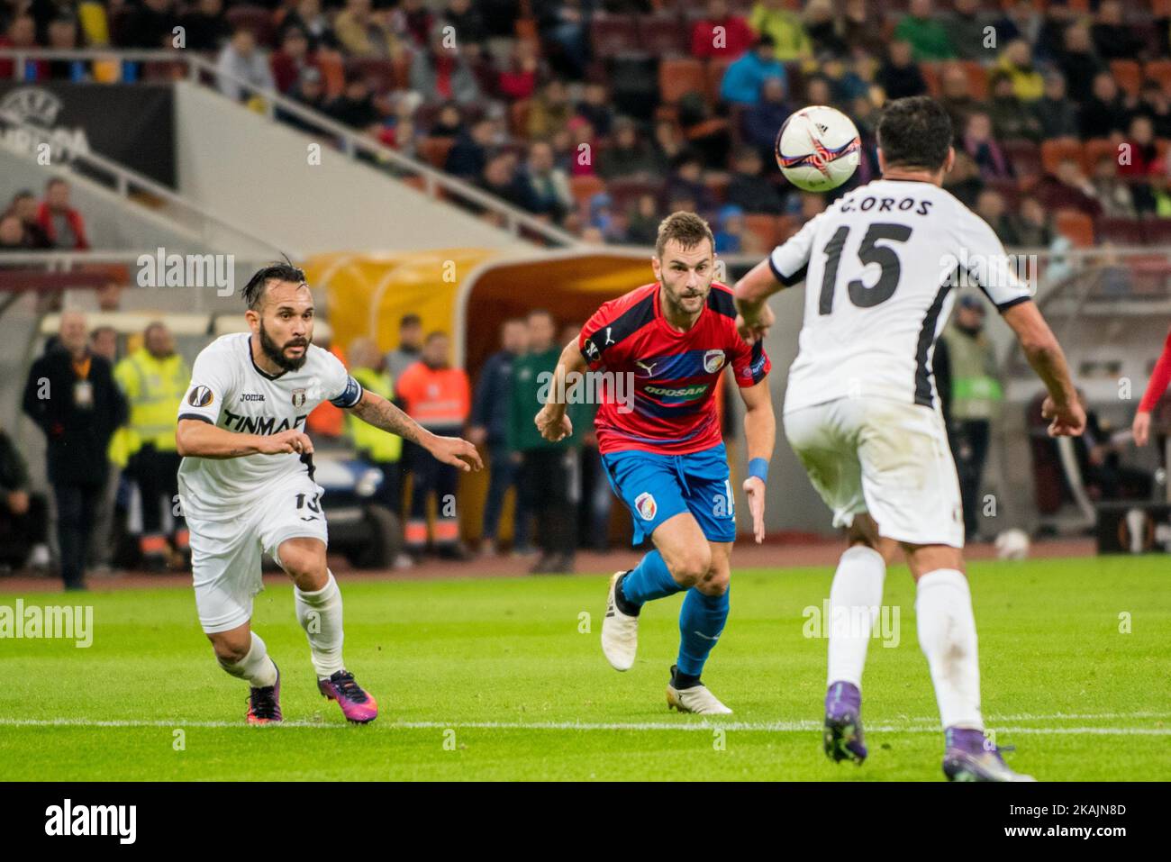 Junior Morais #13 du FC Astra Giurgiu et Radim Reznik #14 du FC ...