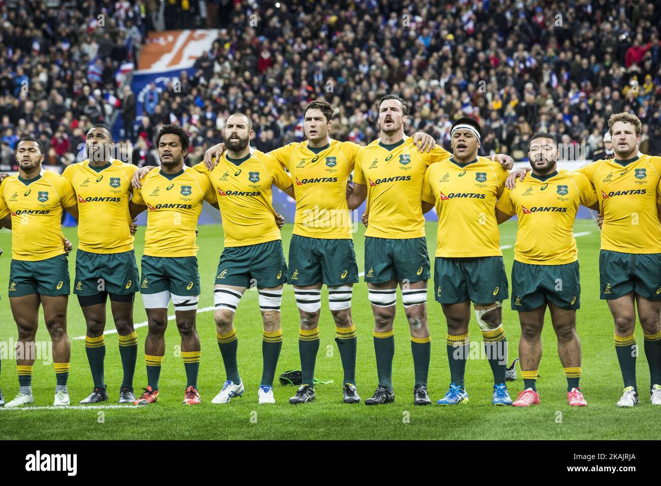 L'équipe australienne chante l'hymne national australien avant le match ...