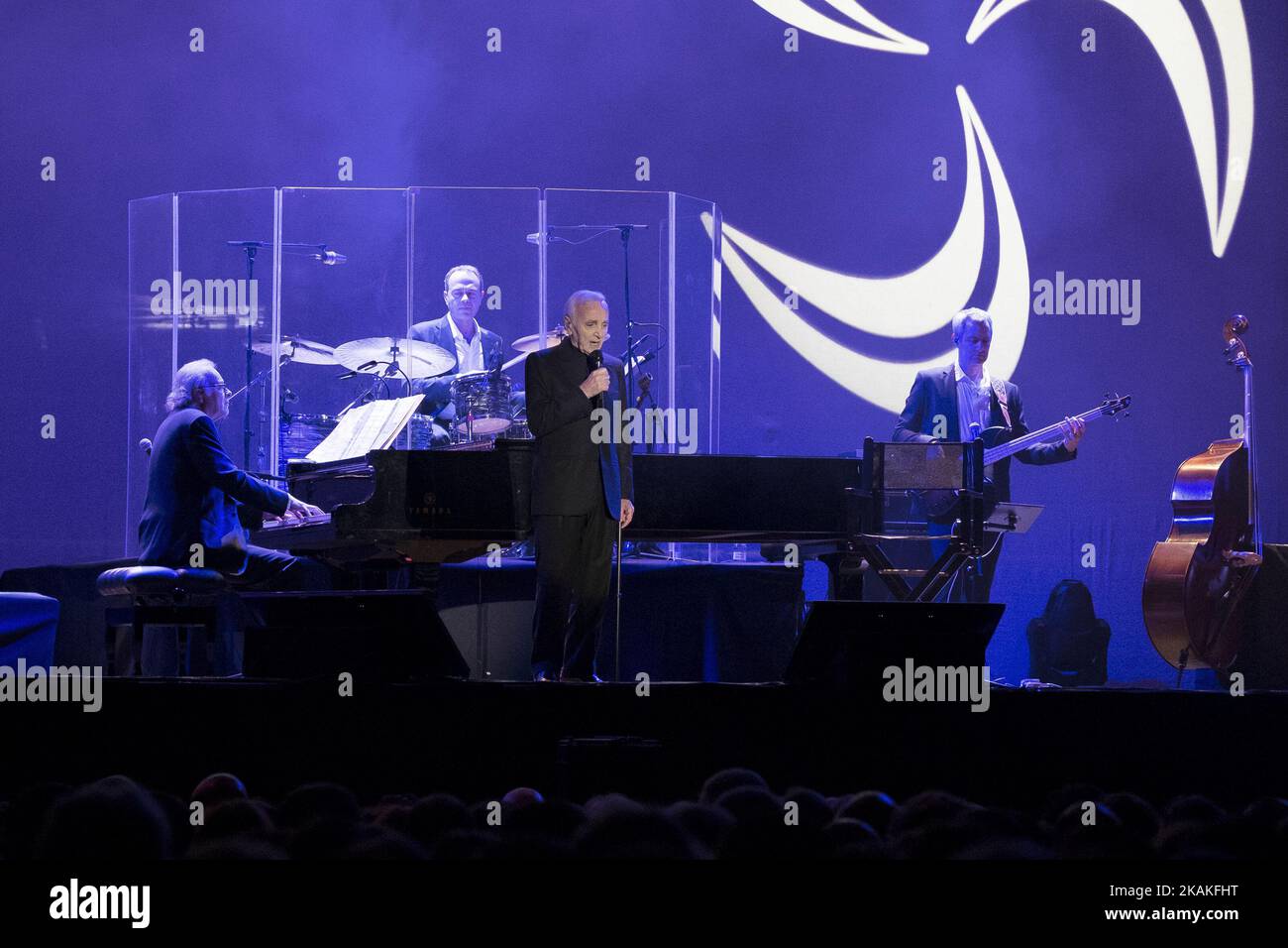 Le chanteur français Charles Aznavour, de 92 ans, se produit sur scène ...