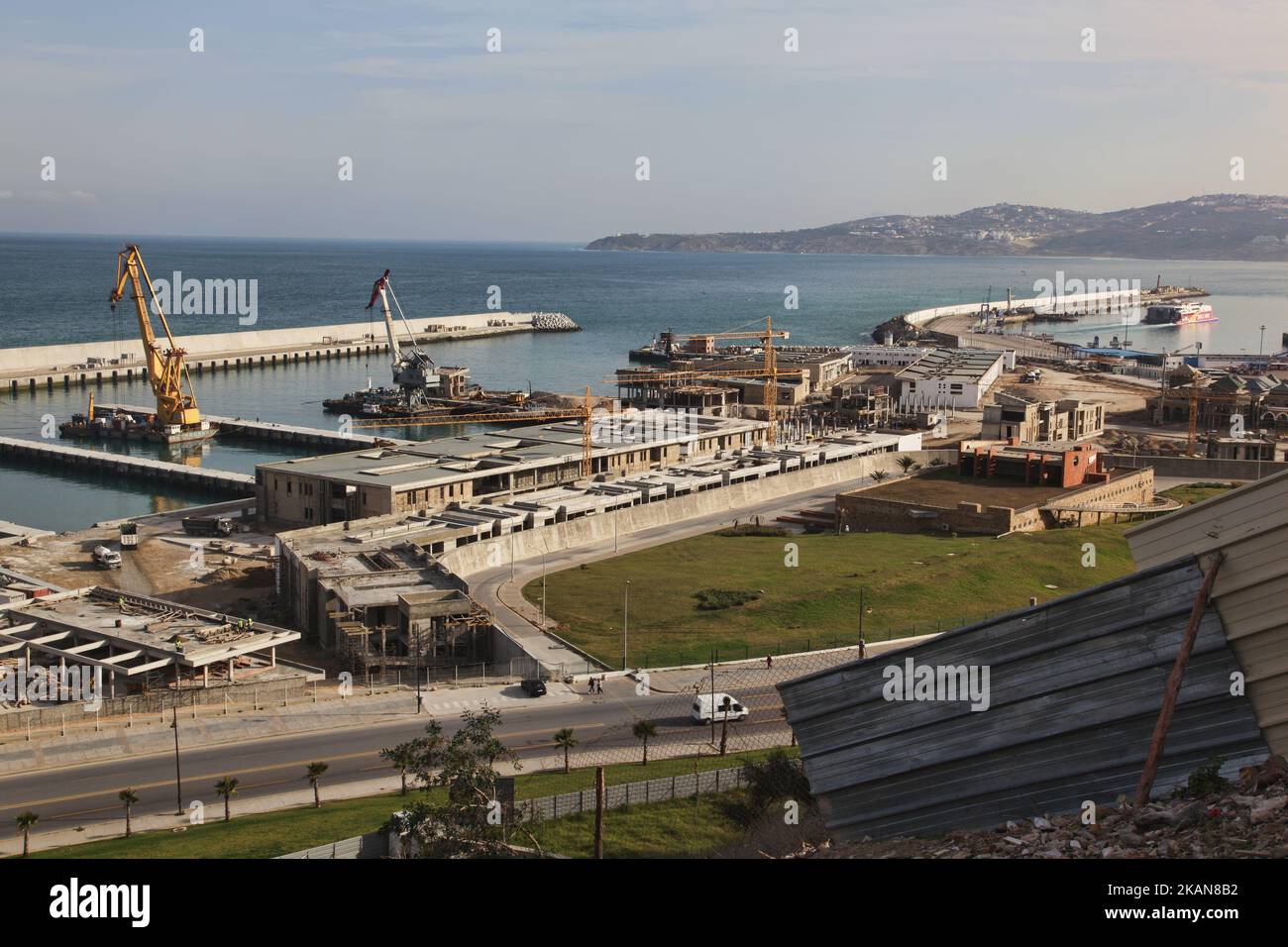 Construction du Port Tanger-Med (Port Tanger-Méditerranée) le long de ...