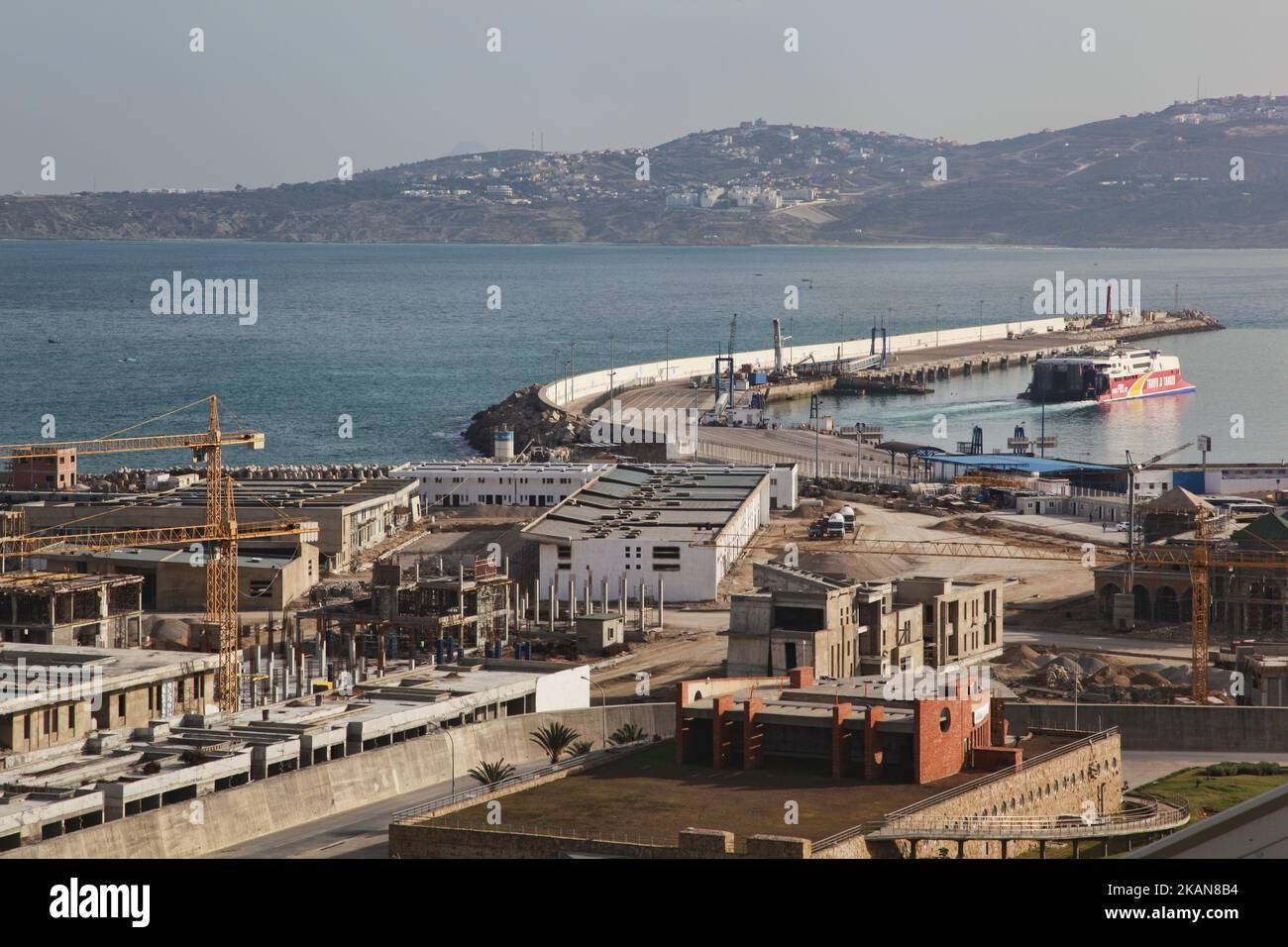 Construction du Port Tanger-Med (Port Tanger-Méditerranée) le long de ...