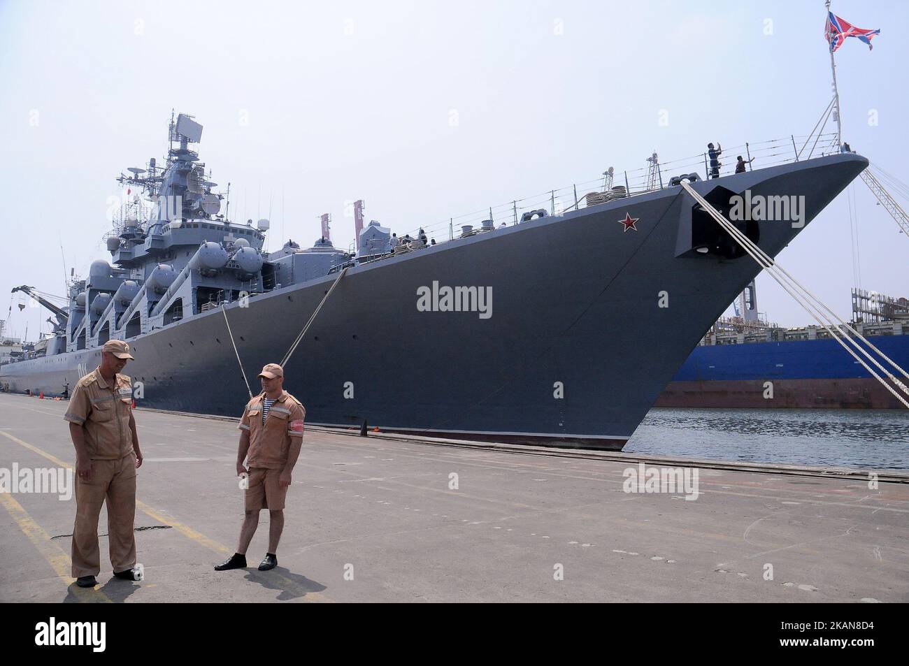 Les troupes russes vigile autour du commandant Veryag au port de ...
