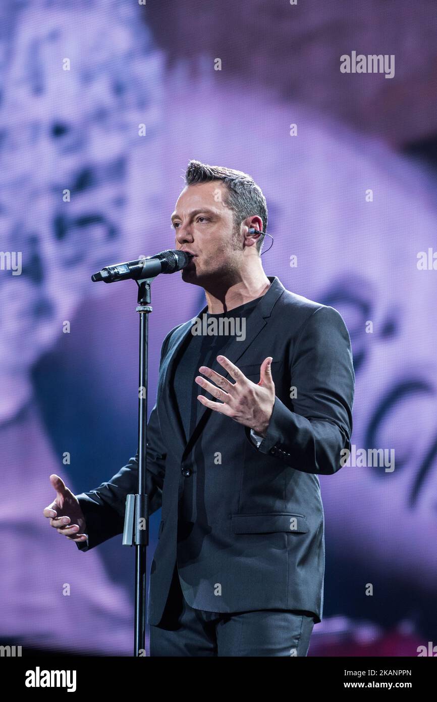 Le chanteur de pop italien Tiziano Ferro photographié sur scène alors ...