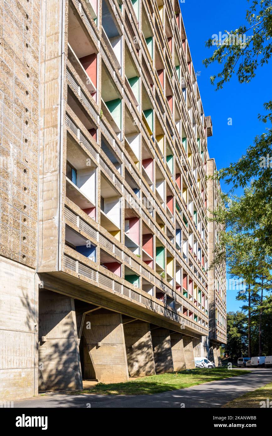 Façade orientale et piliers en béton du bâtiment résidentiel 'Maison ...