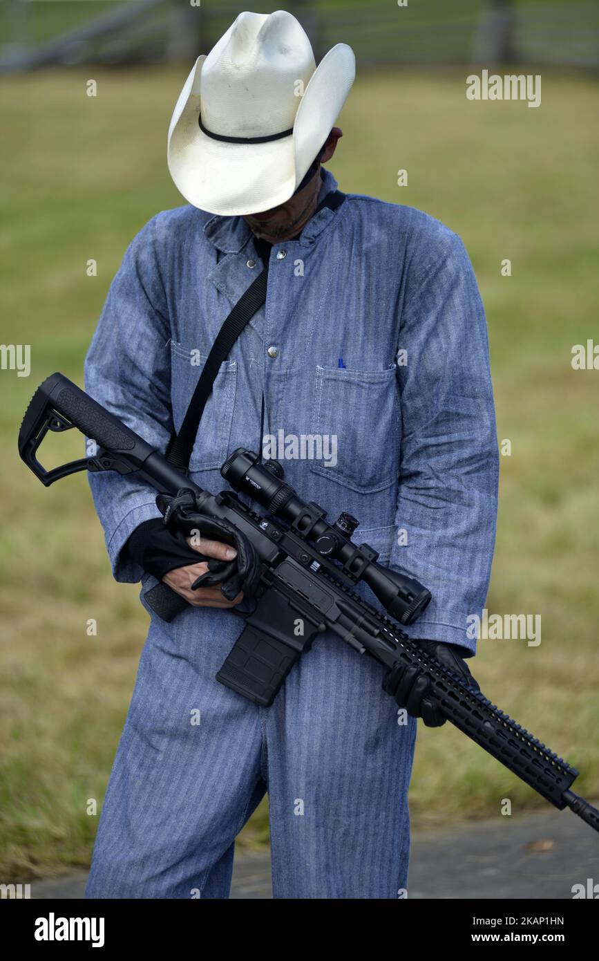 Portant la tenue inspirée de Kyle Chapman, un homme autoidentifié ...