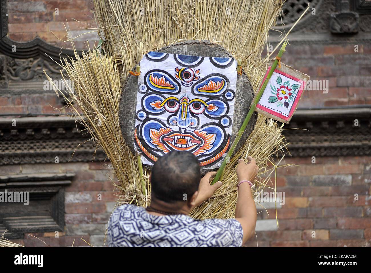 Les dévotés népalais qui font de la paille effigée démon Ghantakarna ...