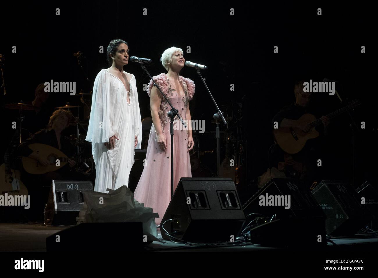 La chanteuse israélienne Noa et la chanteuse espagnole Pesion Vega lors ...