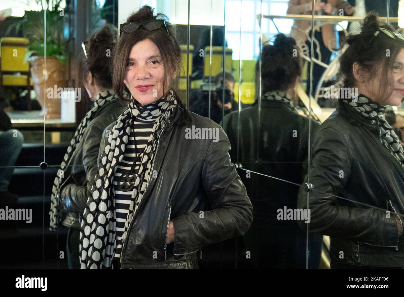Brigitte Giraud pose pour la presse après avoir reçu le Prix Goncourt ...