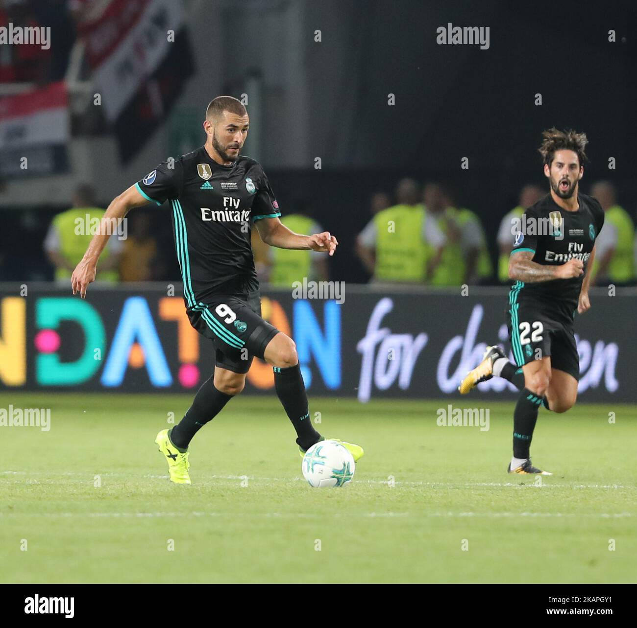Real Madrid Forward Karim Benzema essayer de contrôler le ballon lors ...