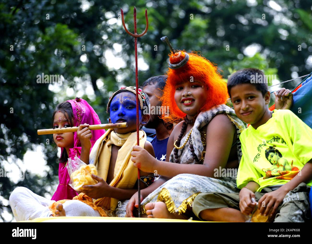 Un couple pose comme Sri Krishna et Radha sur un paon comme flotteur dans une procession ...